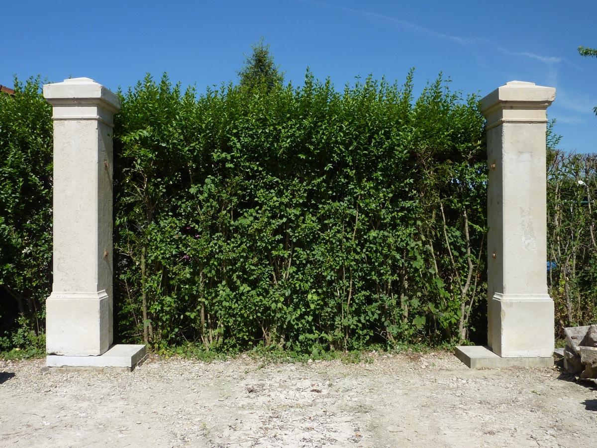 Portail ancien, Piliers en pierre