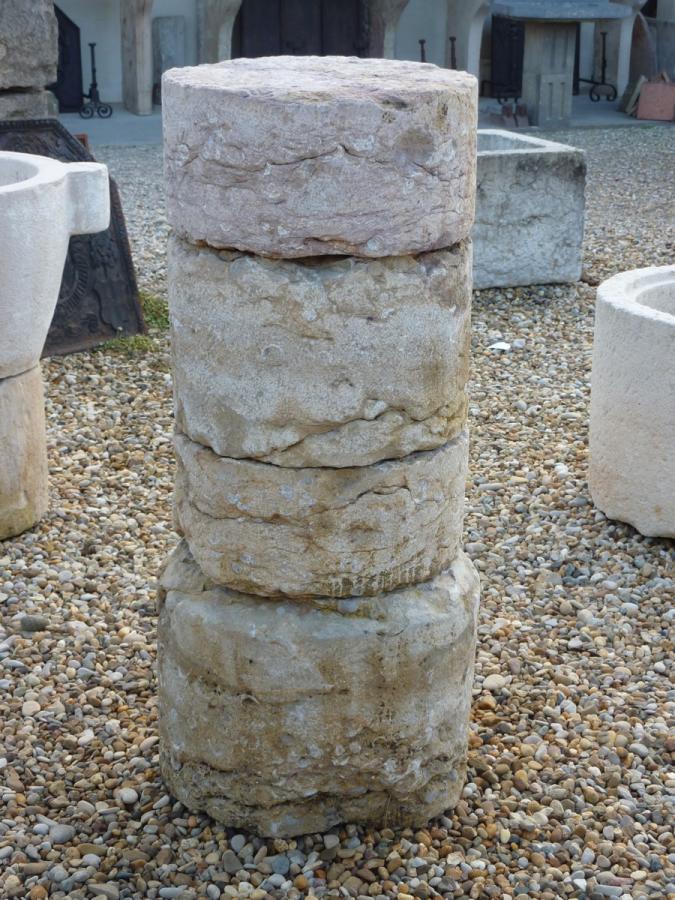 Piédestal en pierre, socle ancien Piédestal en pierre, socle ancien